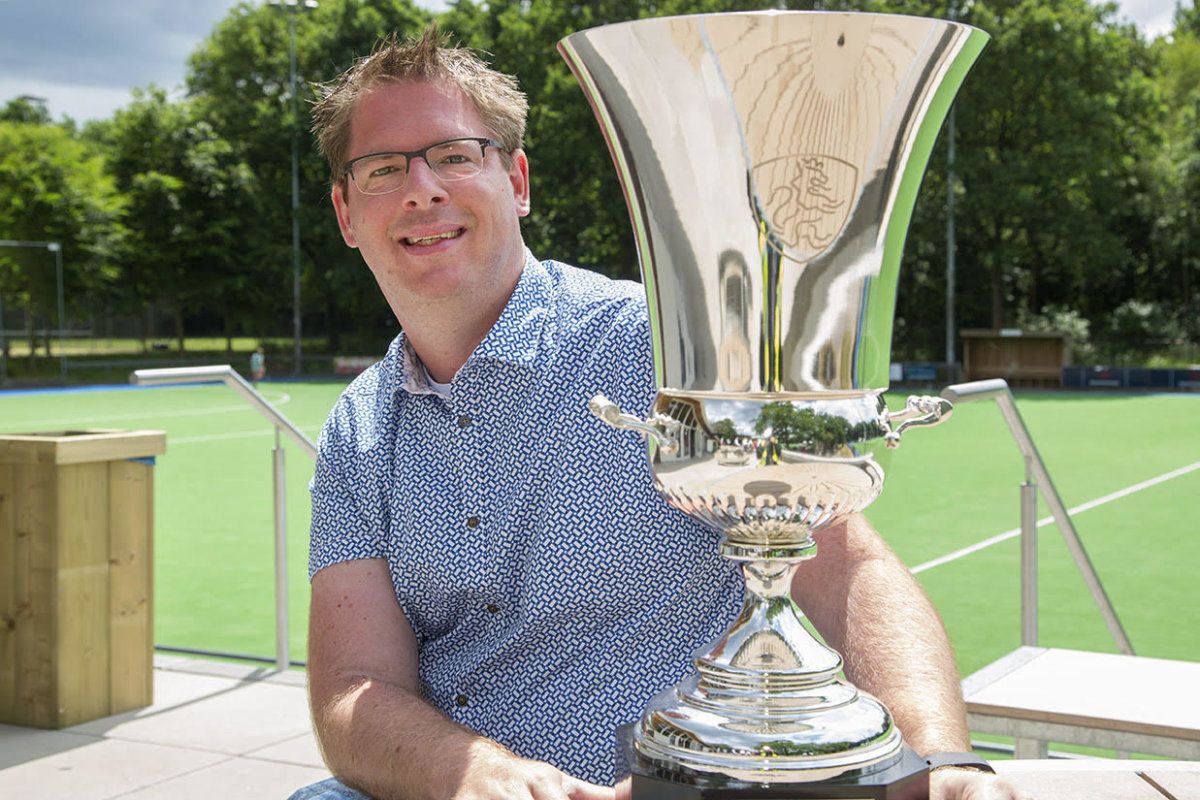 Leon Rutten met de Silver Cup - Hockey.nl