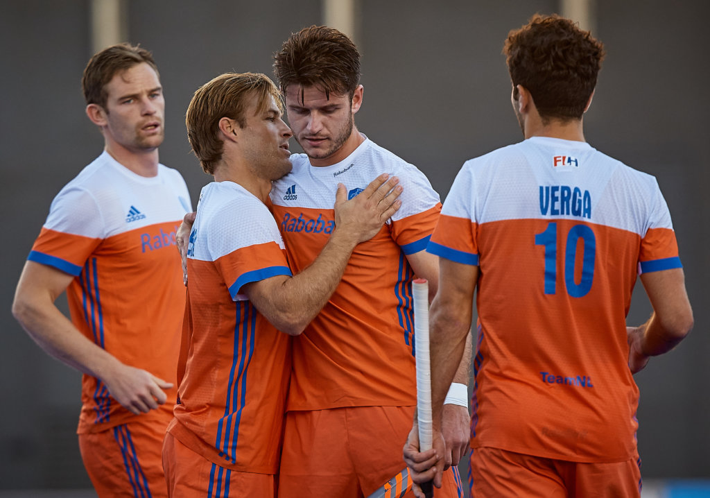 Oranje toont spierballen in zevenklapper tegen Ierland