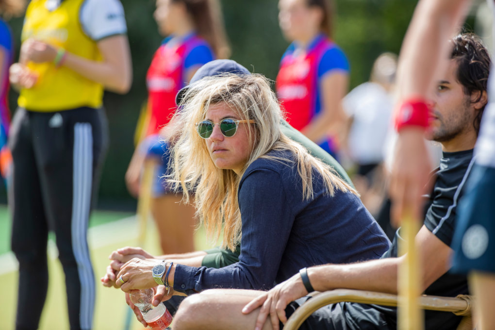 Huizen-coach Kim Lammers doet de bespreking voortaan in het Engels