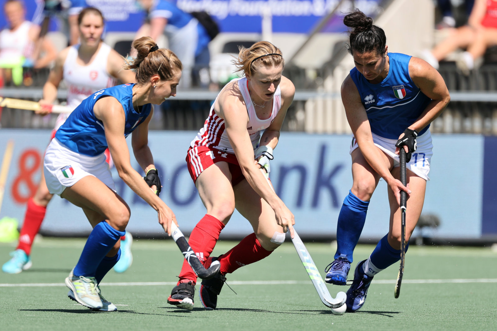 ‘Oma’ Chiara Tiddi neemt jonkies Italië onder haar vleugels