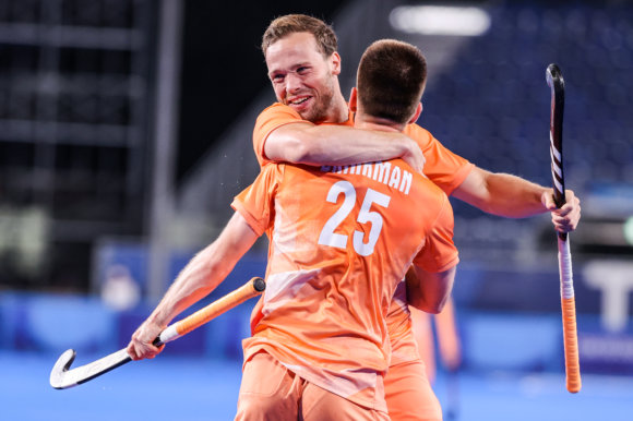 Oranje wint moeizaam, maar toont tekenen van licht herstel