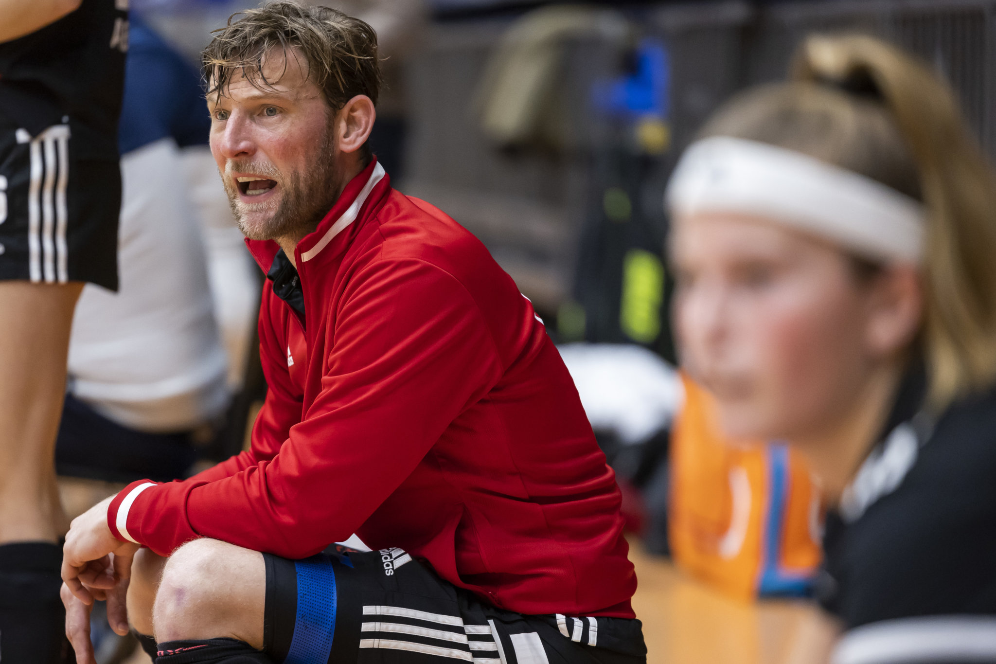 Robert Tigges sprint van zaal naar zaal om te spelen en te coachen