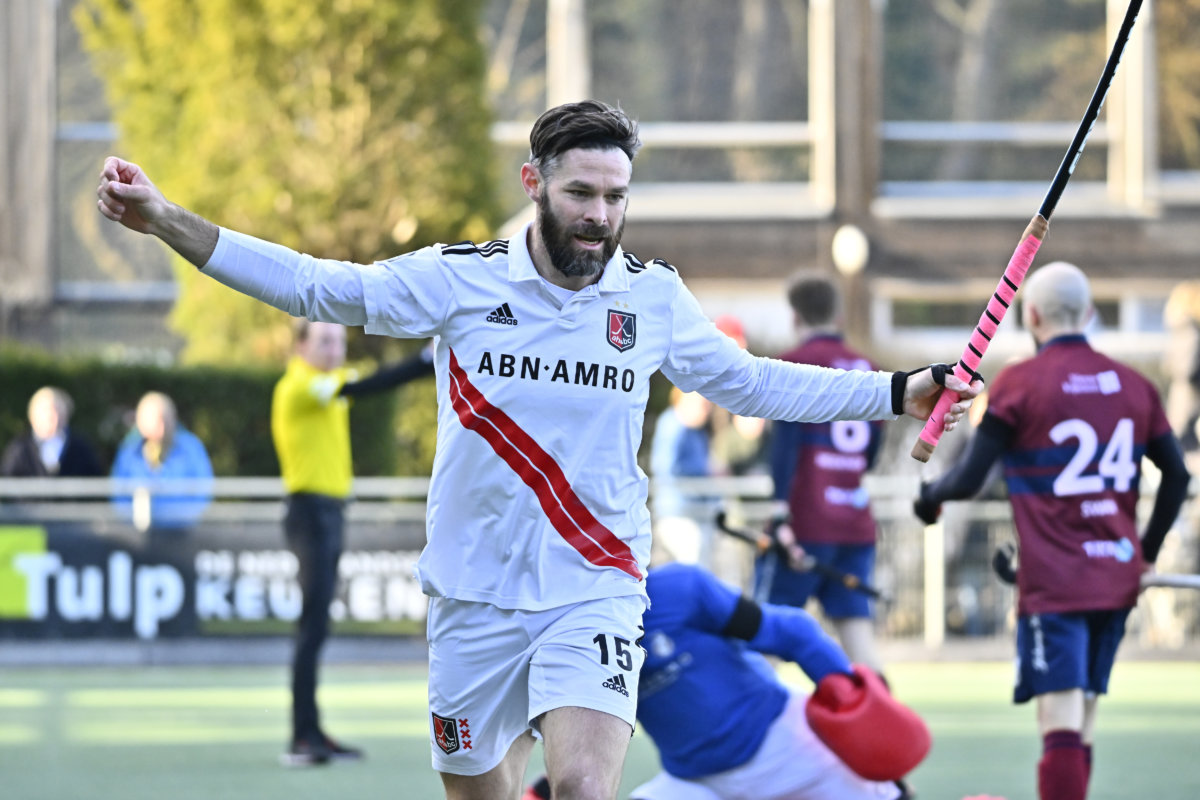 Mitton schiet Amsterdam naar winst tegen zwak Klein Zwitserland