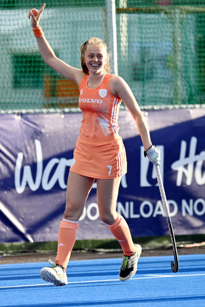 De 'paraplu-goal' van Maria Steensma: 'Lukt zelfs niet op training'