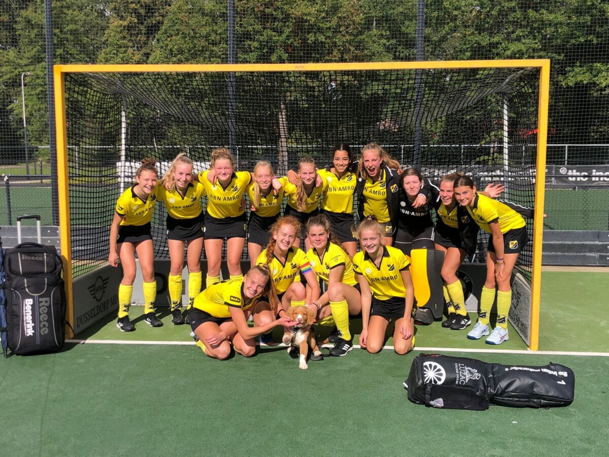 Deventer MO16-Teamfoto-2022-2023-Julie Tsjoen-001 - Hockey.nl