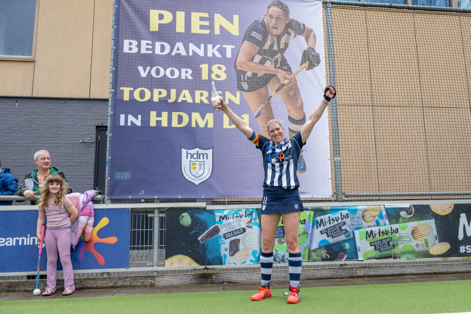 Na haar laatste thuiswedstrijd gaat Pien van Nes op de schouders