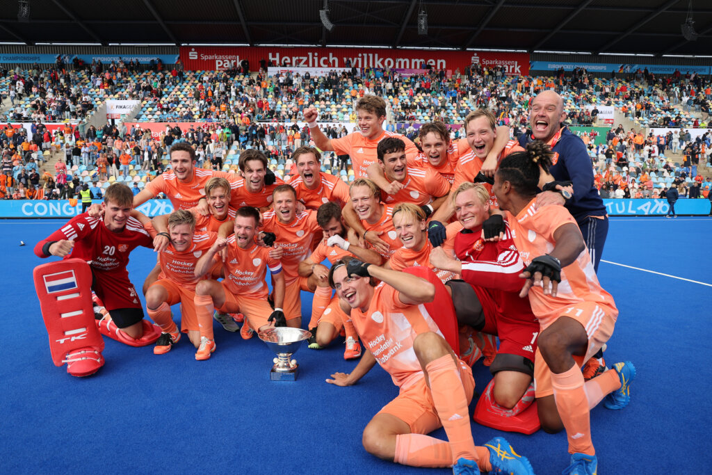 Oranje wint EK en pakt OS-ticket na idiote slotfase