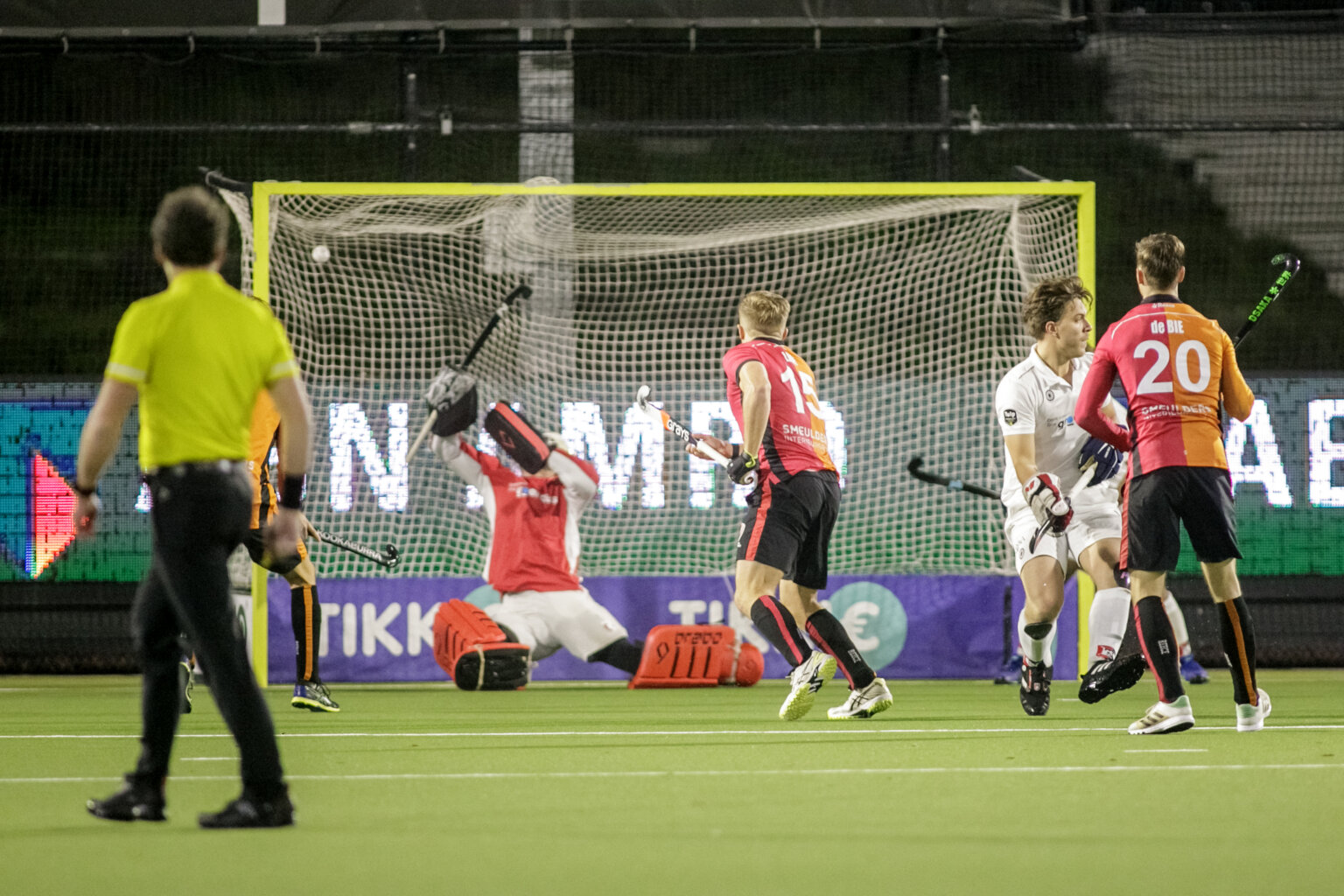 Sam Lane schiet Oranje-Rood met twee goals naar koppositie