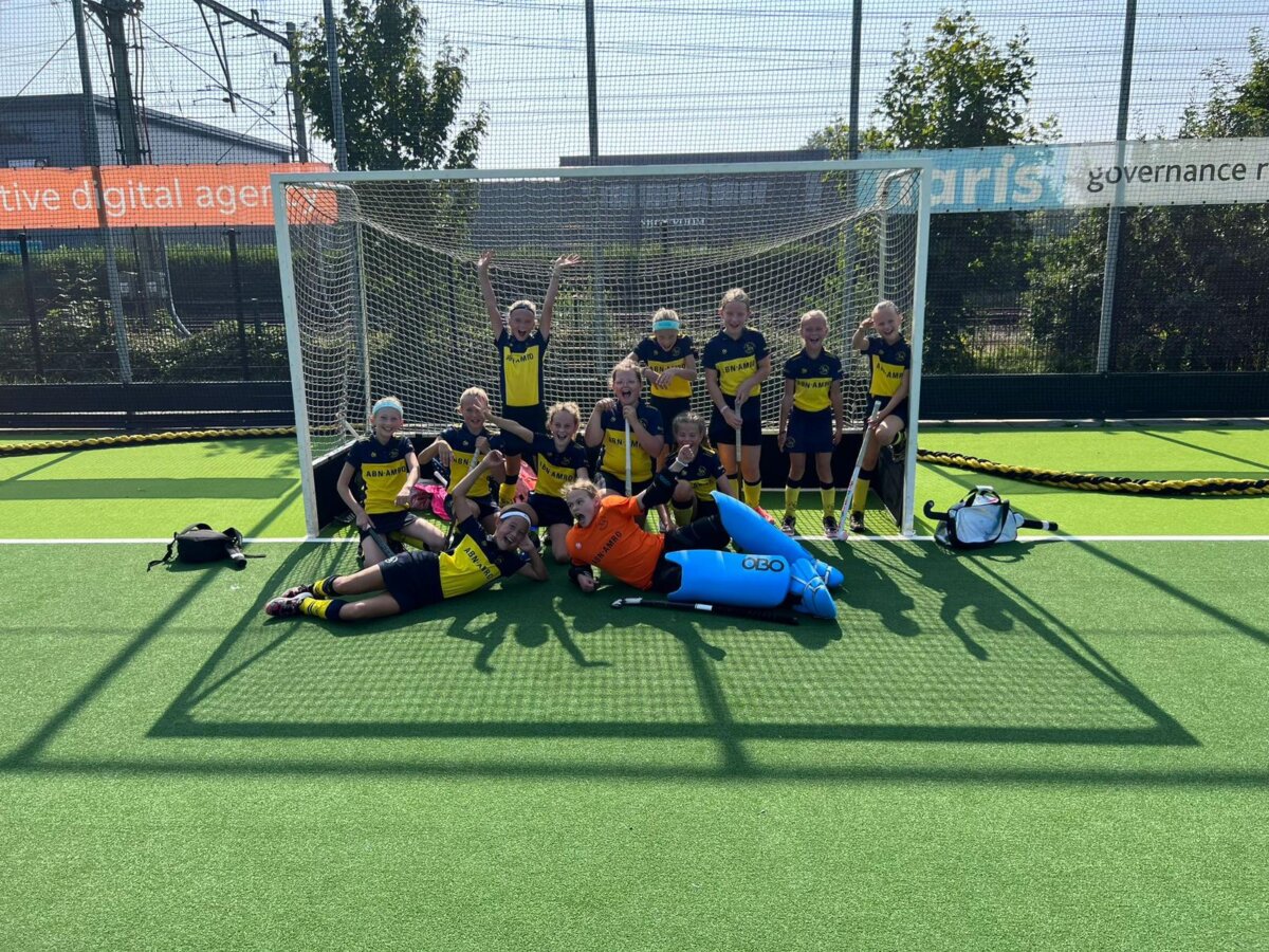 De Mezen MO12-5 - Hockey.nl