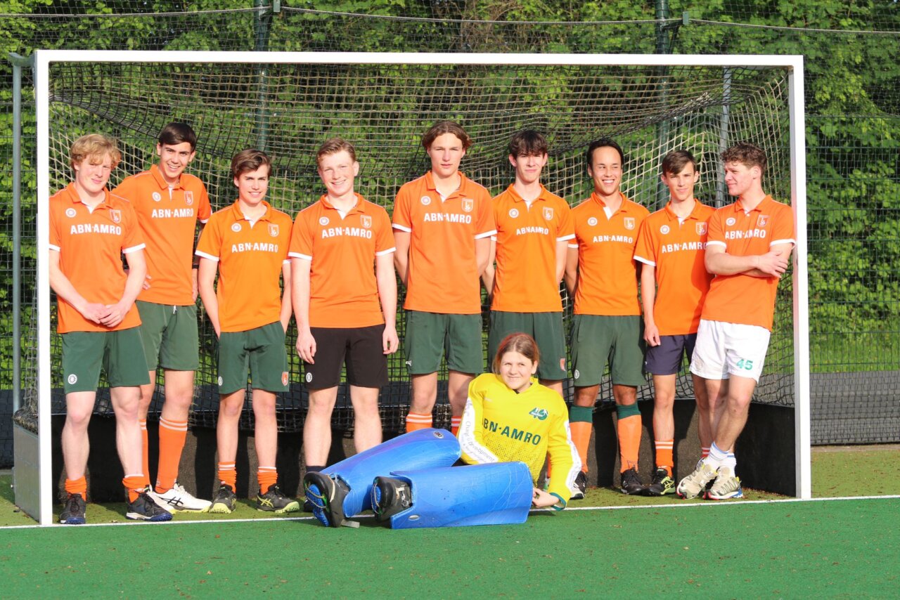 Keepster Isabel staat haar mannetje bij de boys van Hockeer